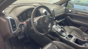 Pelēks Porsche Cayenne 2011 Viļņa, ar dzinēja tilpumu 3.00 L un nobraukumu 291 tūkst. km par 7400 €, foto 15 vietnē AUTOMOTO.COM.LV