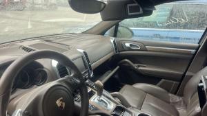 Pelēks Porsche Cayenne 2011 Viļņa, ar dzinēja tilpumu 3.00 L un nobraukumu 291 tūkst. km par 7400 €, foto 16 vietnē AUTOMOTO.COM.LV
