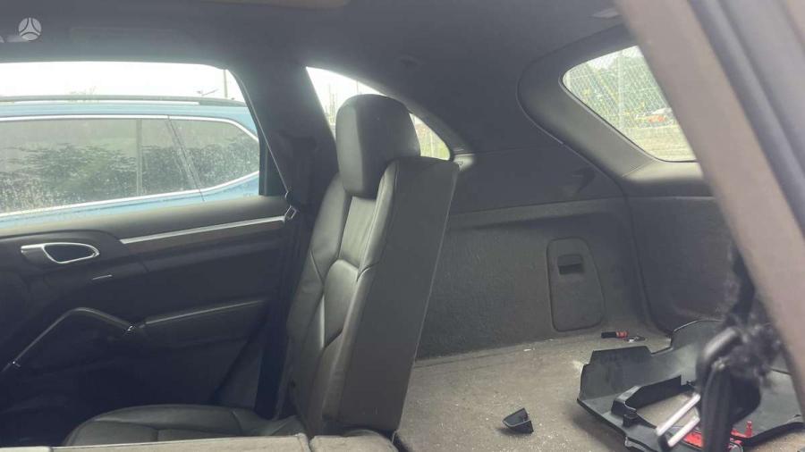 Pelēks Porsche Cayenne 2011 Viļņa, ar dzinēja tilpumu 3.00 L un nobraukumu 291 tūkst. km par 7400 €, foto 20 vietnē AUTOMOTO.COM.LV