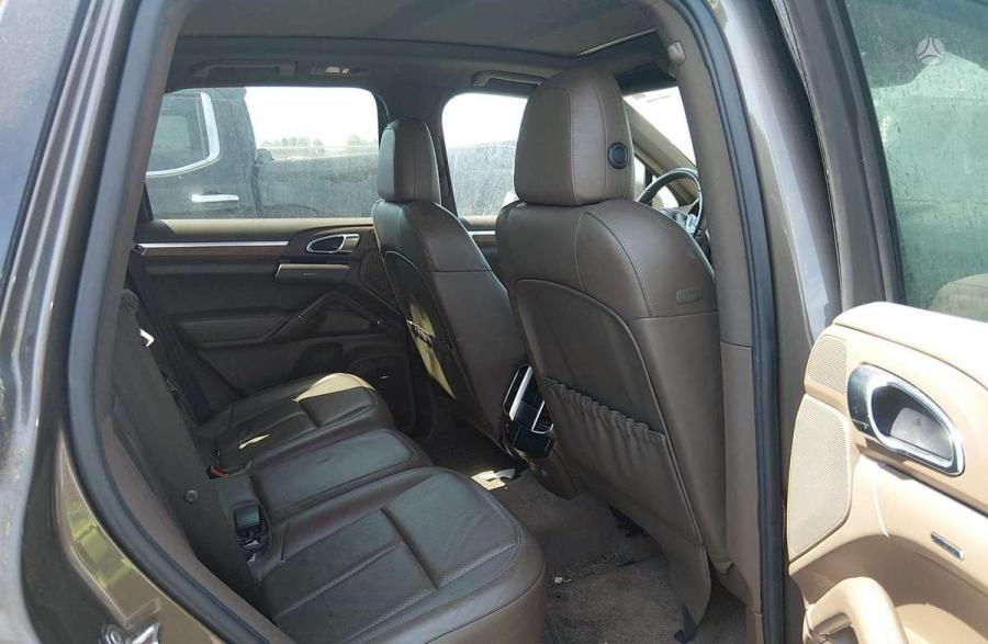 Pelēks Porsche Cayenne 2011 Viļņa, ar dzinēja tilpumu 3.00 L un nobraukumu 291 tūkst. km par 7400 €, foto 21 vietnē AUTOMOTO.COM.LV