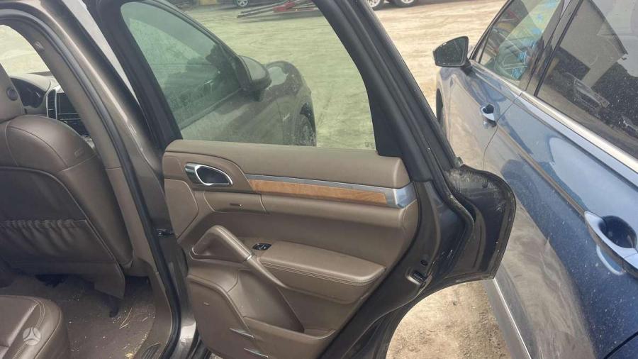 Pelēks Porsche Cayenne 2011 Viļņa, ar dzinēja tilpumu 3.00 L un nobraukumu 291 tūkst. km par 7400 €, foto 24 vietnē AUTOMOTO.COM.LV