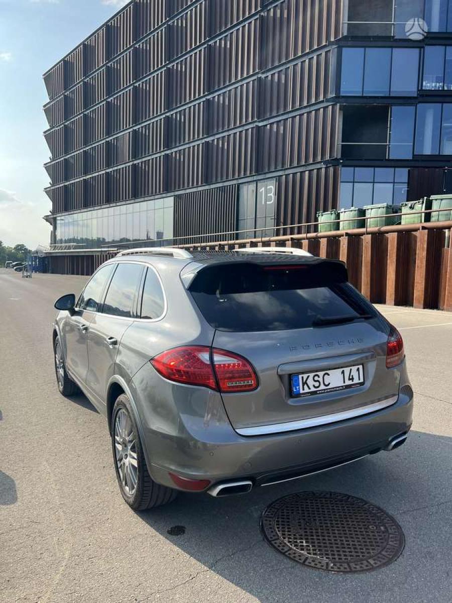 Pelēks Porsche Cayenne 2011 Kauņa, ar dzinēja tilpumu 2.97 L un nobraukumu 449 tūkst. km par 9800 €, foto 16 vietnē AUTOMOTO.COM.LV