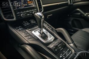 Grey Porsche Cayenne 2011 in Riga, with an engine capacity of 3.00 L and mileage of 0 thousand km for 11990 €, photo 10 on AUTOMOTO.COM.LV