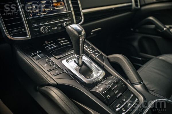 Pelēks Porsche Cayenne 2011 Rīga, ar dzinēja tilpumu 3.00 L un nobraukumu 0 tūkst. km par 11990 €, foto 10 vietnē AUTOMOTO.COM.LV