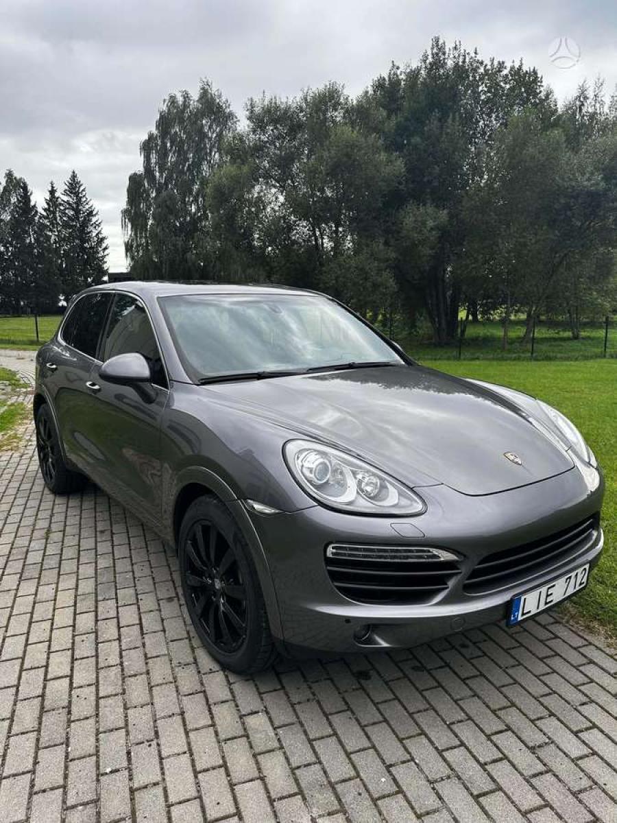 Grey Porsche Cayenne 2011 in Taurage, with an engine capacity of 3.00 L and mileage of 374 thousand km for 10500 €, photo 1 on AUTOMOTO.COM.LV