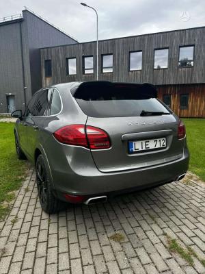 Grey Porsche Cayenne 2011 in Taurage, with an engine capacity of 3.00 L and mileage of 374 thousand km for 10500 €, photo 3 on AUTOMOTO.COM.LV