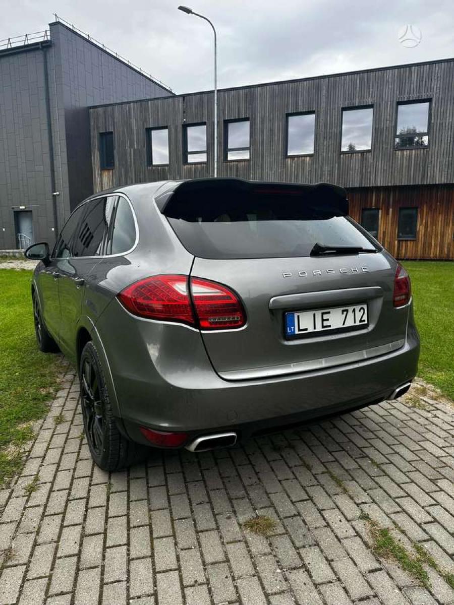 Grey Porsche Cayenne 2011 in Taurage, with an engine capacity of 3.00 L and mileage of 374 thousand km for 10500 €, photo 3 on AUTOMOTO.COM.LV