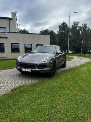 Grey Porsche Cayenne 2011 in Taurage, with an engine capacity of 3.00 L and mileage of 374 thousand km for 10500 €, photo 4 on AUTOMOTO.COM.LV