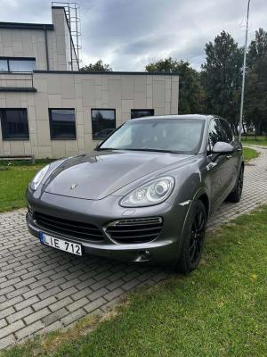Grey Porsche Cayenne 2011 in Taurage, with an engine capacity of 3.00 L and mileage of 374 thousand km for 10500 €, photo 6 on AUTOMOTO.COM.LV