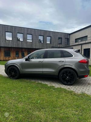 Grey Porsche Cayenne 2011 in Taurage, with an engine capacity of 3.00 L and mileage of 374 thousand km for 10500 €, photo 7 on AUTOMOTO.COM.LV