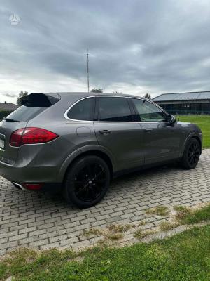 Grey Porsche Cayenne 2011 in Taurage, with an engine capacity of 3.00 L and mileage of 374 thousand km for 10500 €, photo 8 on AUTOMOTO.COM.LV