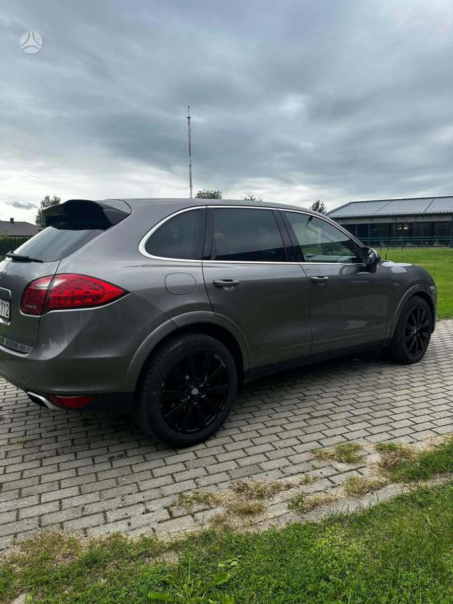 Grey Porsche Cayenne 2011 in Taurage, with an engine capacity of 3.00 L and mileage of 374 thousand km for 10500 €, photo 8 on AUTOMOTO.COM.LV