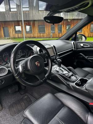 Grey Porsche Cayenne 2011 in Taurage, with an engine capacity of 3.00 L and mileage of 374 thousand km for 10500 €, photo 10 on AUTOMOTO.COM.LV