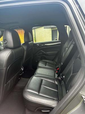 Grey Porsche Cayenne 2011 in Taurage, with an engine capacity of 3.00 L and mileage of 374 thousand km for 10500 €, photo 11 on AUTOMOTO.COM.LV