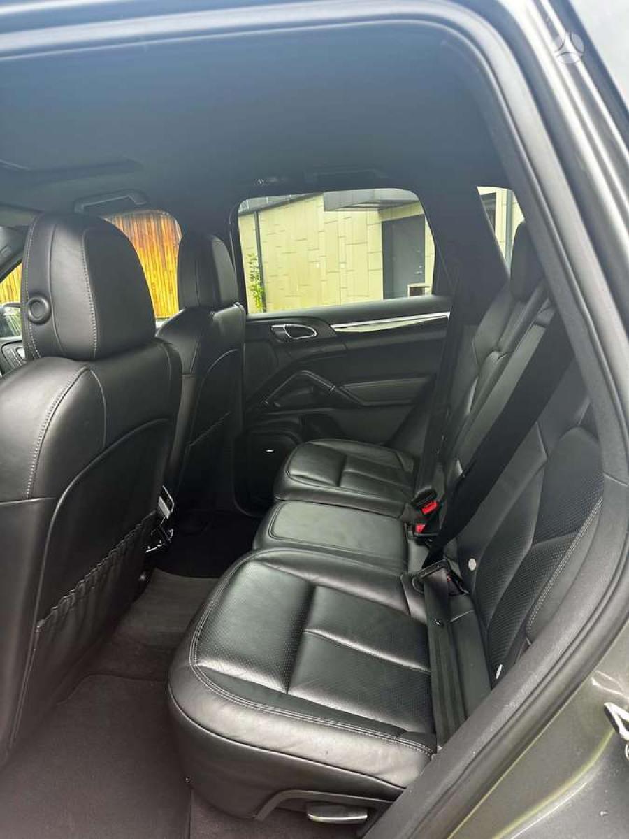 Grey Porsche Cayenne 2011 in Taurage, with an engine capacity of 3.00 L and mileage of 374 thousand km for 10500 €, photo 11 on AUTOMOTO.COM.LV