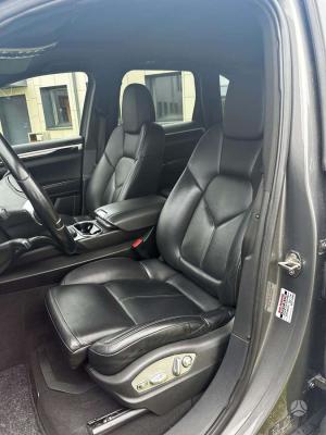 Grey Porsche Cayenne 2011 in Taurage, with an engine capacity of 3.00 L and mileage of 374 thousand km for 10500 €, photo 12 on AUTOMOTO.COM.LV
