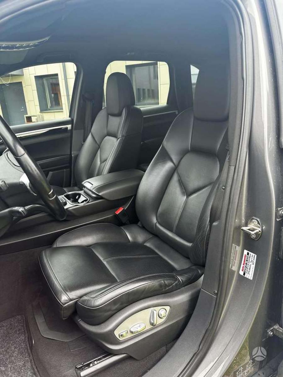 Grey Porsche Cayenne 2011 in Taurage, with an engine capacity of 3.00 L and mileage of 374 thousand km for 10500 €, photo 12 on AUTOMOTO.COM.LV
