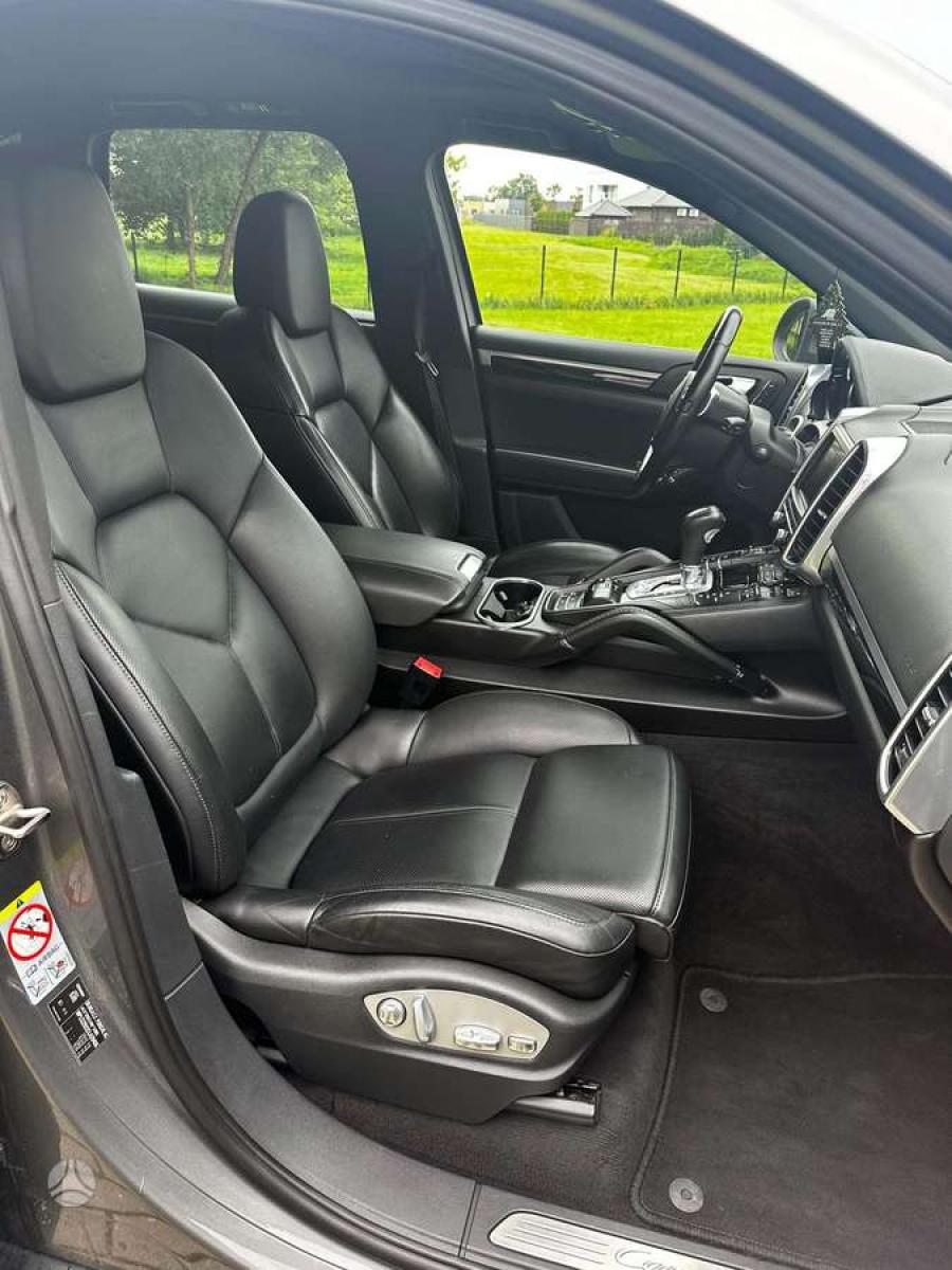 Grey Porsche Cayenne 2011 in Taurage, with an engine capacity of 3.00 L and mileage of 374 thousand km for 10500 €, photo 14 on AUTOMOTO.COM.LV