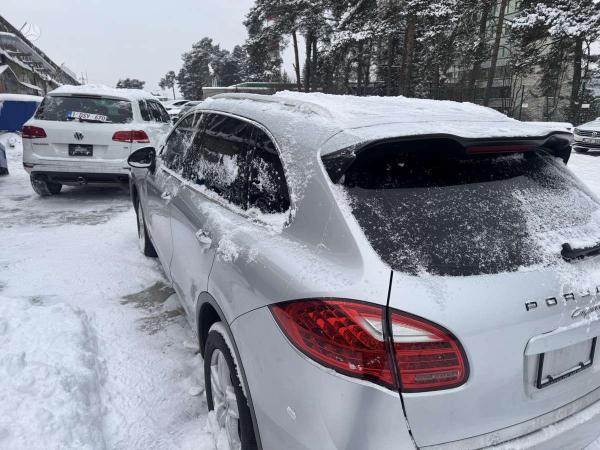 Grey Porsche Cayenne 2012 in Vilnius, with an engine capacity of 3.60 L and mileage of 219 thousand km for 5900 €, photo 2 on AUTOMOTO.COM.LV