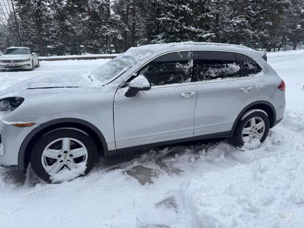 Grey Porsche Cayenne 2012 in Vilnius, with an engine capacity of 3.60 L and mileage of 219 thousand km for 5900 €, photo 4 on AUTOMOTO.COM.LV