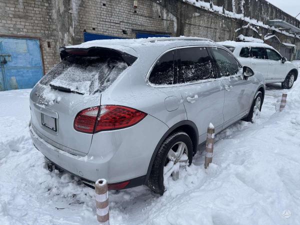 Grey Porsche Cayenne 2012 in Vilnius, with an engine capacity of 3.60 L and mileage of 219 thousand km for 5900 €, photo 5 on AUTOMOTO.COM.LV