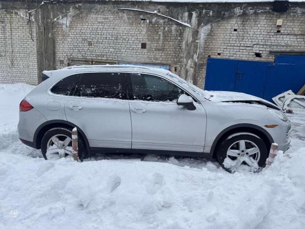 Grey Porsche Cayenne 2012 in Vilnius, with an engine capacity of 3.60 L and mileage of 219 thousand km for 5900 €, photo 7 on AUTOMOTO.COM.LV
