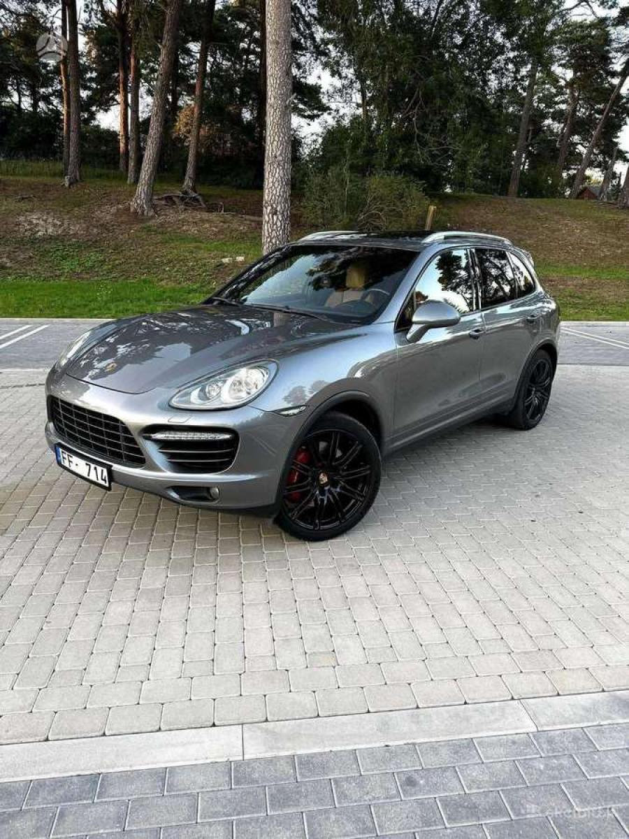 Grey Porsche Cayenne 2012 in Vilnius, with an engine capacity of 4.81 L and mileage of 290 thousand km for 14500 €, photo 1 on AUTOMOTO.COM.LV