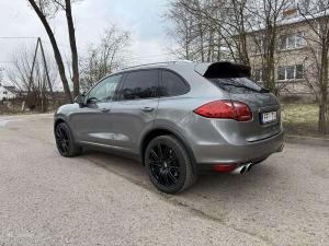 Grey Porsche Cayenne 2012 in Vilnius, with an engine capacity of 4.81 L and mileage of 290 thousand km for 14500 €, photo 3 on AUTOMOTO.COM.LV