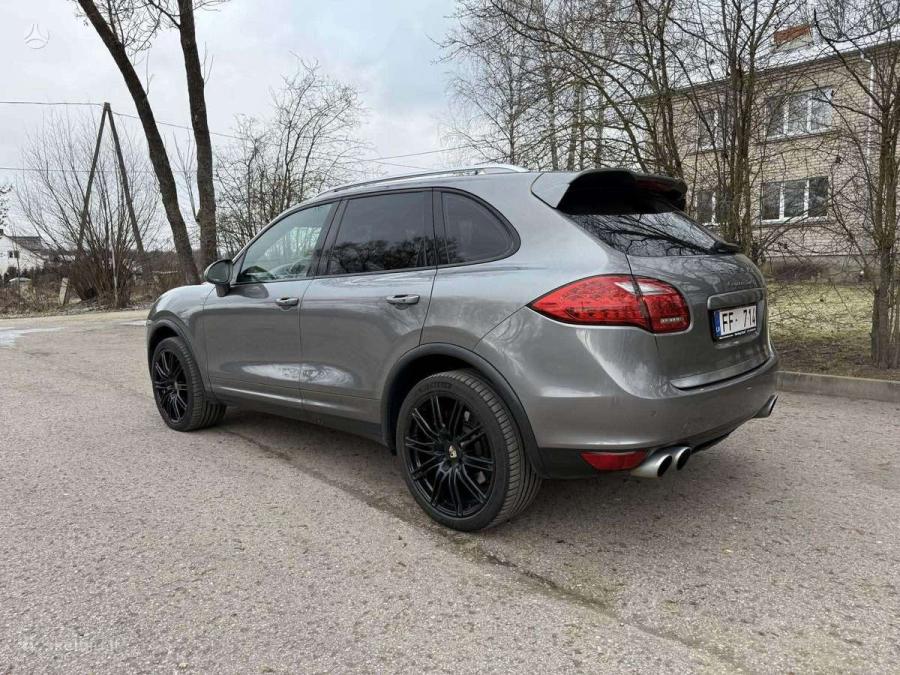 Grey Porsche Cayenne 2012 in Vilnius, with an engine capacity of 4.81 L and mileage of 290 thousand km for 14500 €, photo 3 on AUTOMOTO.COM.LV