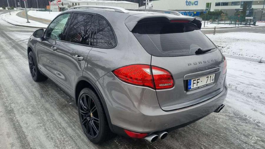Grey Porsche Cayenne 2012 in Vilnius, with an engine capacity of 4.81 L and mileage of 290 thousand km for 14500 €, photo 5 on AUTOMOTO.COM.LV