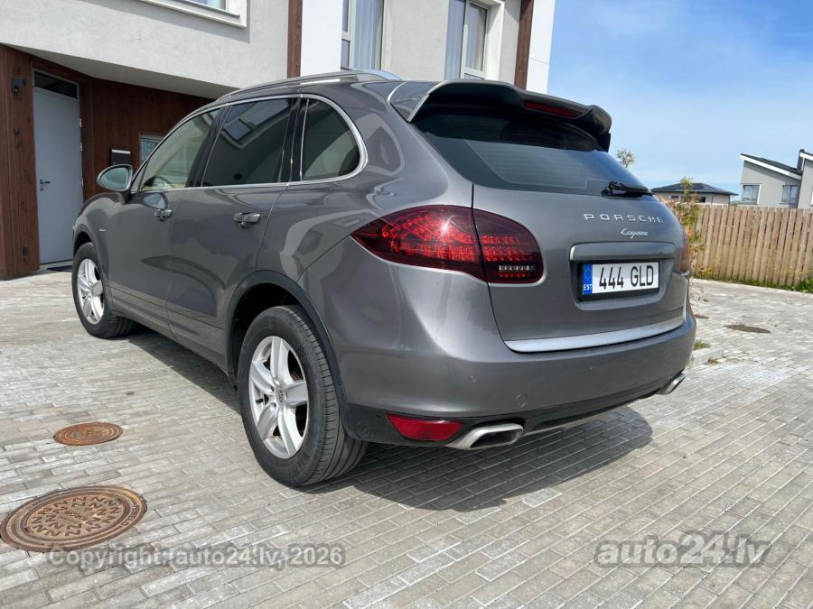 Grey Porsche Cayenne 2012 in Tallinn, with an engine capacity of 3.00 L and mileage of 255 thousand km for 15500 €, photo 3 on AUTOMOTO.COM.LV