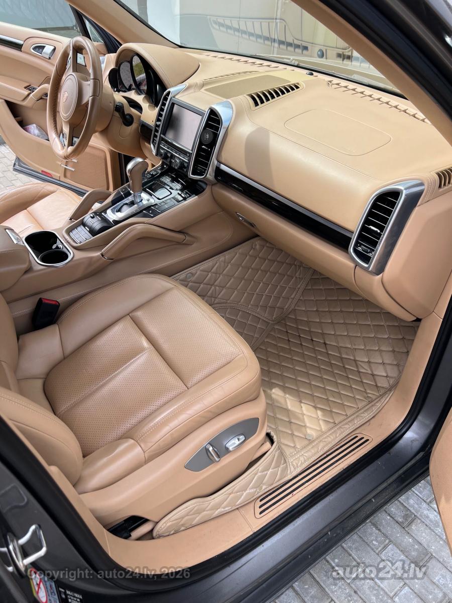 Grey Porsche Cayenne 2012 in Tallinn, with an engine capacity of 3.00 L and mileage of 255 thousand km for 15500 €, photo 7 on AUTOMOTO.COM.LV