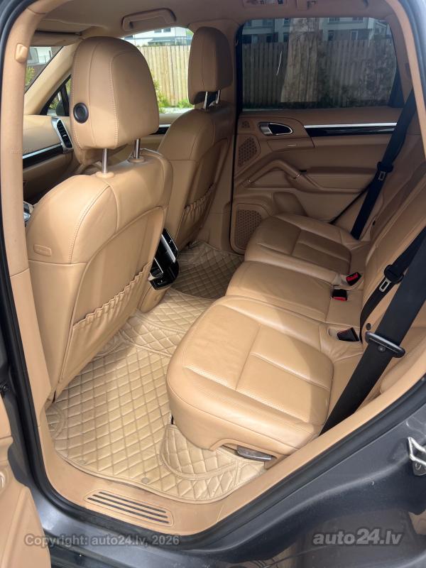 Pelēks Porsche Cayenne 2012 Tallina, ar dzinēja tilpumu 3.00 L un nobraukumu 255 tūkst. km par 15500 €, foto 7 vietnē AUTOMOTO.COM.LV