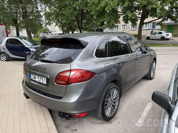 Pelēks Porsche Cayenne 2012 Rīga, ar dzinēja tilpumu 3.00 L un nobraukumu 322 tūkst. km par 15500 €, foto 5 vietnē AUTOMOTO.COM.LV