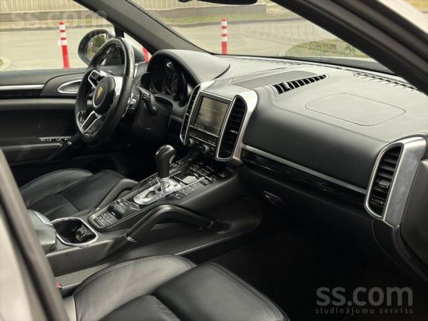 Pelēks Porsche Cayenne 2012 Rīga, ar dzinēja tilpumu 3.00 L un nobraukumu 322 tūkst. km par 15500 €, foto 7 vietnē AUTOMOTO.COM.LV