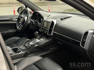 Grey Porsche Cayenne 2012 in Riga, with an engine capacity of 3.00 L and mileage of 322 thousand km for 15500 €, photo 8 on AUTOMOTO.COM.LV