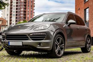 Pelēks Porsche Cayenne 2012 Klaipėda, ar dzinēja tilpumu 2.97 L un nobraukumu 319 tūkst. km par 15999 €, foto  vietnē AUTOMOTO.COM.LV