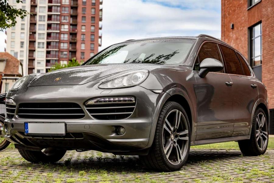 Grey Porsche Cayenne 2012 in Klaipeda, with an engine capacity of 2.97 L and mileage of 319 thousand km for 15999 €, photo 1 on AUTOMOTO.COM.LV