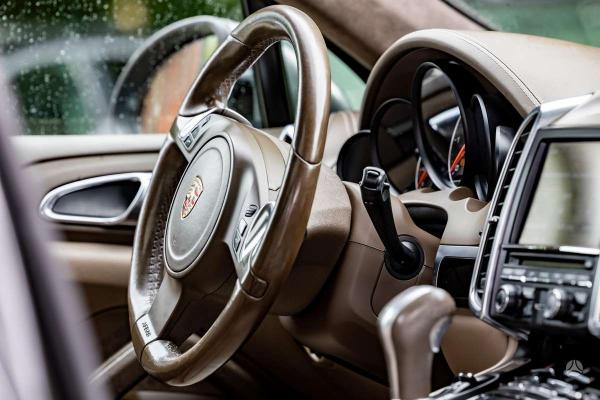 Grey Porsche Cayenne 2012 in Klaipeda, with an engine capacity of 2.97 L and mileage of 319 thousand km for 15999 €, photo 2 on AUTOMOTO.COM.LV