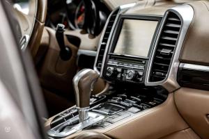 Grey Porsche Cayenne 2012 in Klaipeda, with an engine capacity of 2.97 L and mileage of 319 thousand km for 15999 €, photo 4 on AUTOMOTO.COM.LV