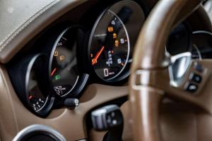 Grey Porsche Cayenne 2012 in Klaipeda, with an engine capacity of 2.97 L and mileage of 319 thousand km for 15999 €, photo 8 on AUTOMOTO.COM.LV