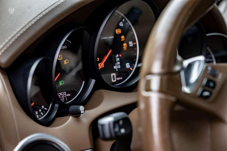 Grey Porsche Cayenne 2012 in Klaipeda, with an engine capacity of 2.97 L and mileage of 319 thousand km for 15999 €, photo 8 on AUTOMOTO.COM.LV