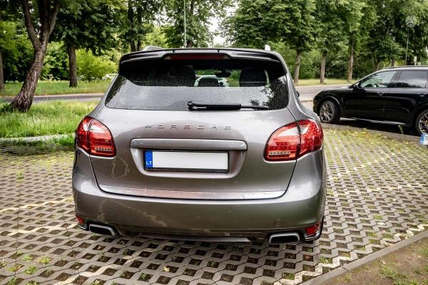 Grey Porsche Cayenne 2012 in Klaipeda, with an engine capacity of 2.97 L and mileage of 319 thousand km for 15999 €, photo 9 on AUTOMOTO.COM.LV