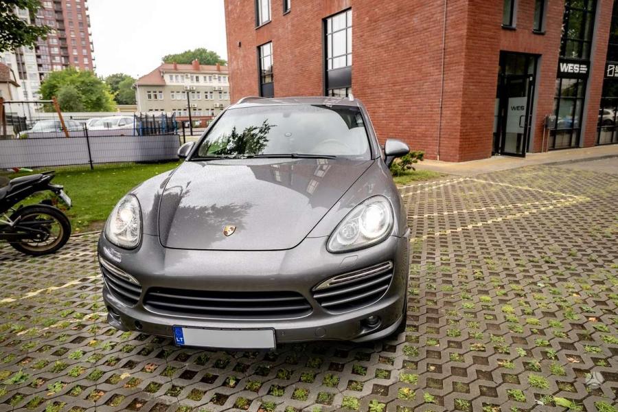 Grey Porsche Cayenne 2012 in Klaipeda, with an engine capacity of 2.97 L and mileage of 319 thousand km for 15999 €, photo 12 on AUTOMOTO.COM.LV