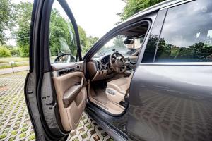 Grey Porsche Cayenne 2012 in Klaipeda, with an engine capacity of 2.97 L and mileage of 319 thousand km for 15999 €, photo 13 on AUTOMOTO.COM.LV