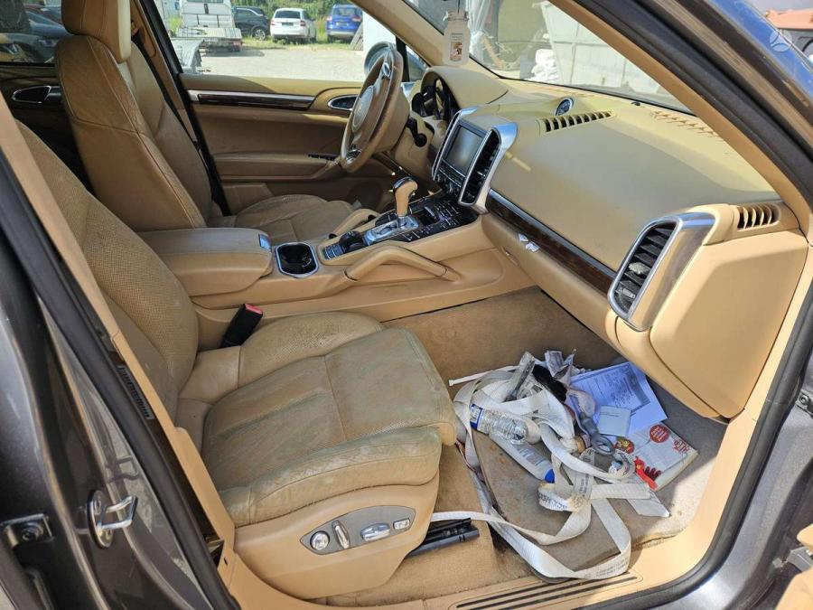 Grey Porsche Cayenne 2012 in Siauliai, with an engine capacity of 3.60 L and mileage of 345 thousand km for 6050 €, photo 7 on AUTOMOTO.COM.LV