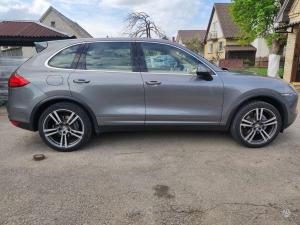 Grey Porsche Cayenne 2012 in Siauliai, with an engine capacity of 2.97 L and mileage of 376 thousand km for 13200 €, photo 4 on AUTOMOTO.COM.LV