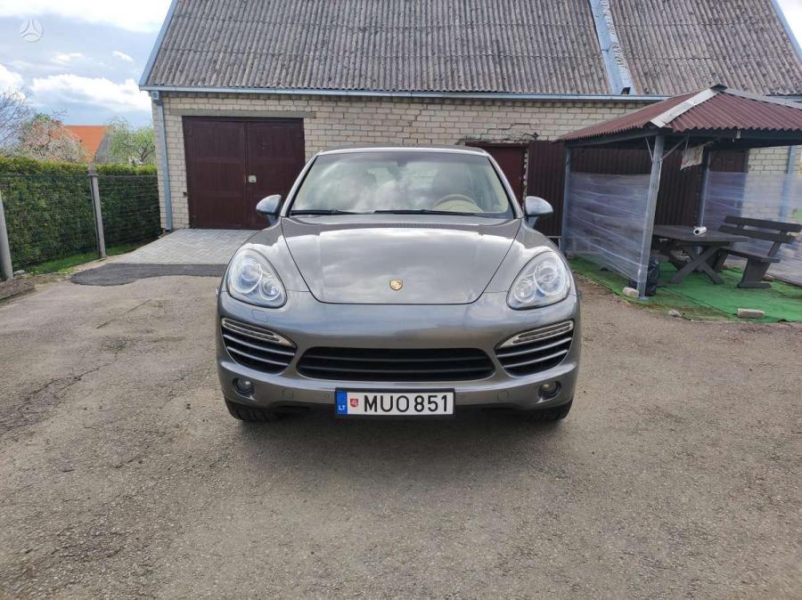 Grey Porsche Cayenne 2012 in Siauliai, with an engine capacity of 2.97 L and mileage of 376 thousand km for 13200 €, photo 5 on AUTOMOTO.COM.LV