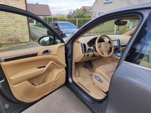 Grey Porsche Cayenne 2012 in Siauliai, with an engine capacity of 2.97 L and mileage of 376 thousand km for 13200 €, photo 6 on AUTOMOTO.COM.LV
