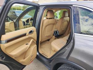 Grey Porsche Cayenne 2012 in Siauliai, with an engine capacity of 2.97 L and mileage of 376 thousand km for 13200 €, photo 7 on AUTOMOTO.COM.LV